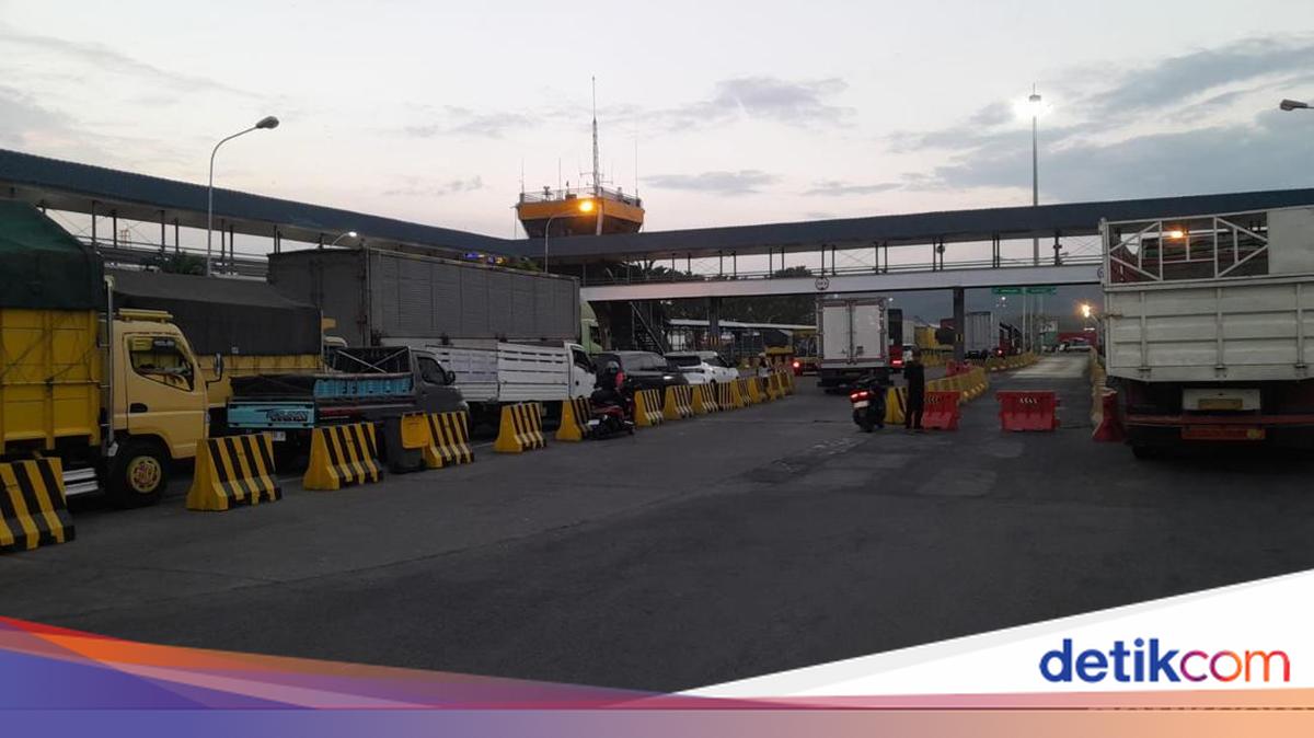 H-1 Idul Adha, Antrean Truk dan Bus Mengular di Gilimanuk