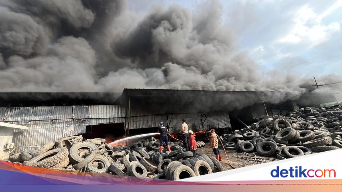 Pabrik Daur Ulang Ban di Mojokerto Terbakar, Asap Hitam Membumbung Tinggi