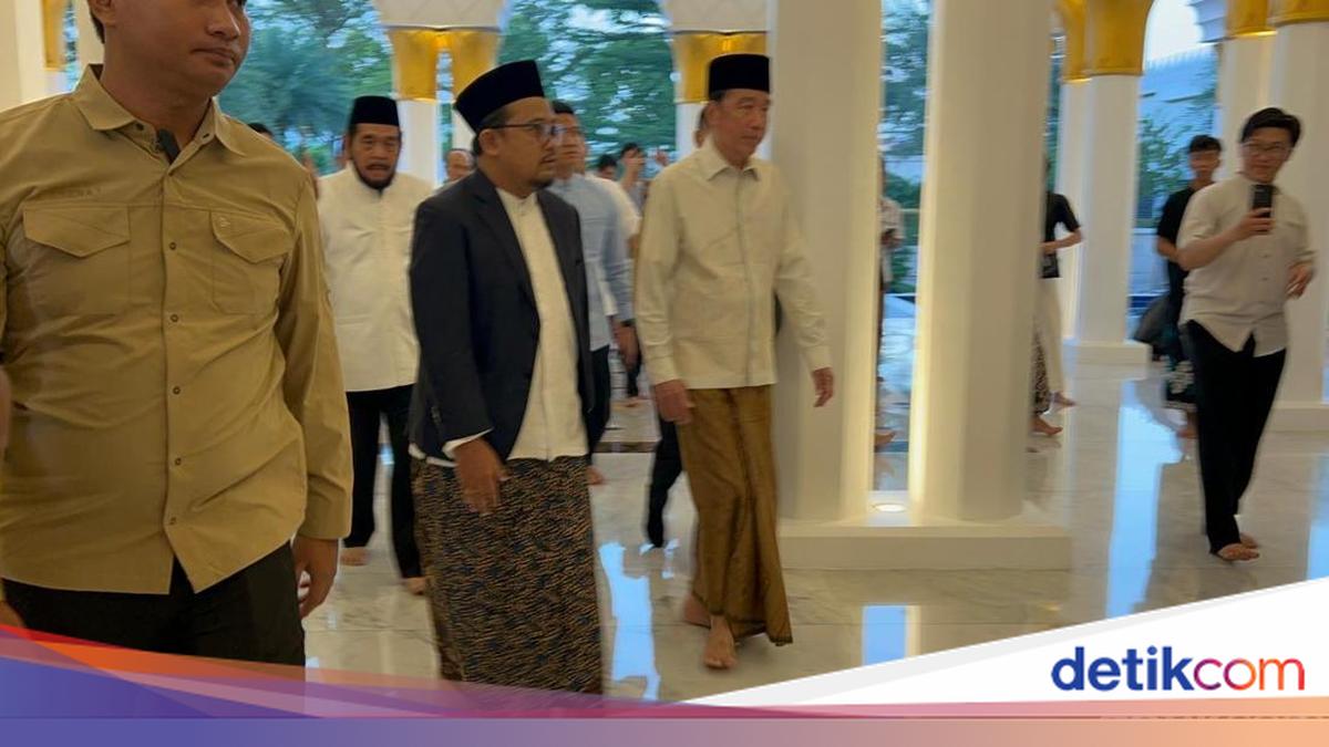 Jokowi Salat Id di Masjid Zayed Solo Ditemani Anwar Usman
