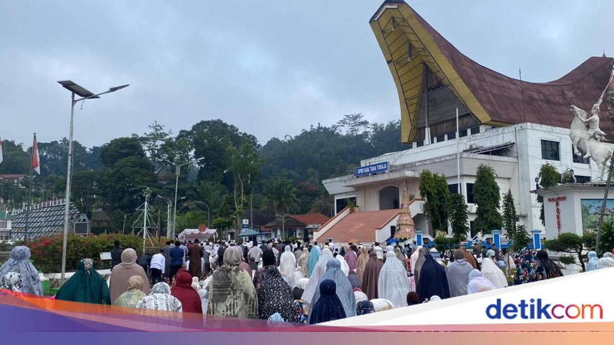 Warga Toraja Salat Id di Plaza Kolam Makale, Wabup Ajak Teladani Nabi ...
