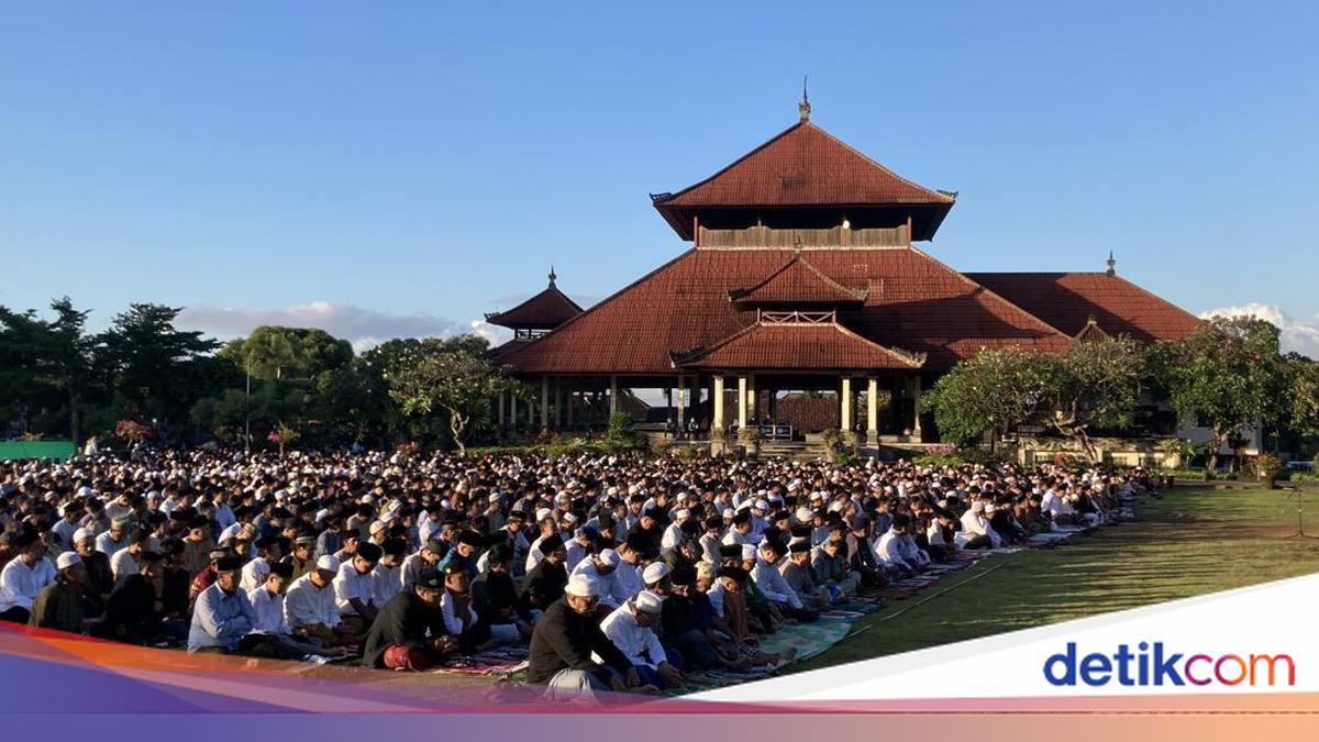 Umat Islam Tumpah Ruah Ikuti Salat Idul Adha di Alun-Alun Klungkung