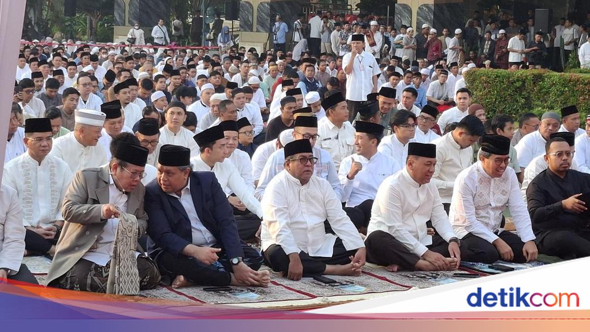 Rano Karno Salat Idul Adha di Halaman Balai Kota Jakarta Bareng Warga