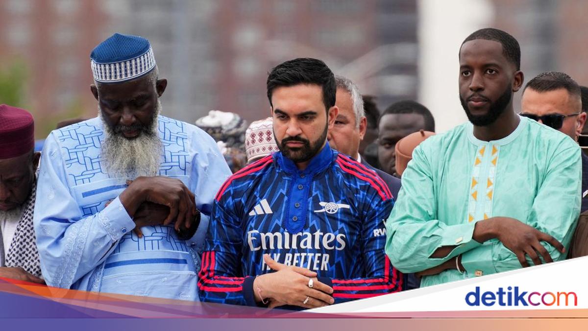 Momen Walkot New York Salat Idul Adha Pakai Gamis Arsenal