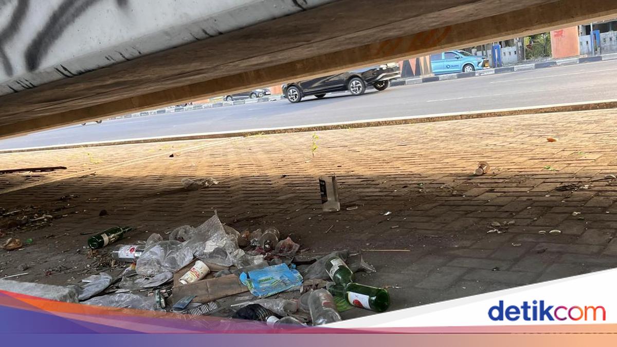 Kolong Tol Pettarani Makassar Jadi Sarang Sampah, Botol Miras Berserakan