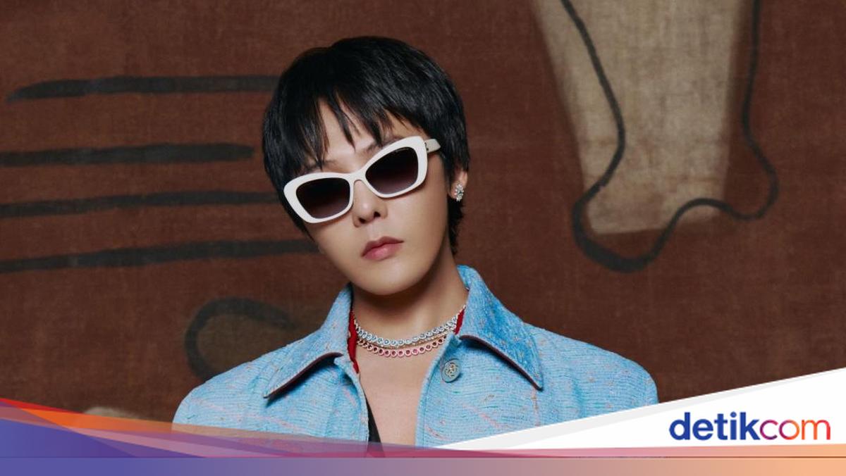 6 Gaya Flamboyan G-Dragon Pakai Mantel Wanita di Acara Chanel