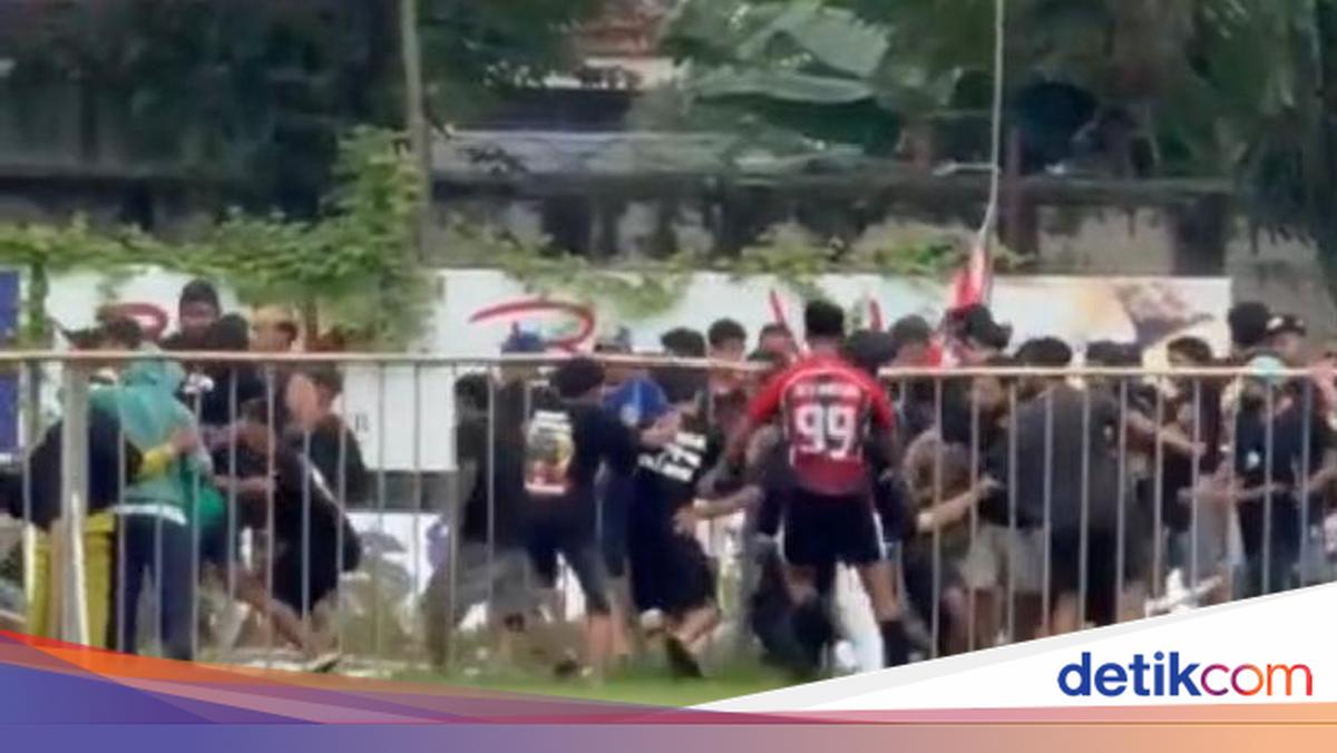 Tawuran Pecah Saat Semi Final Tarkam Piala PSSI Banyuwangi