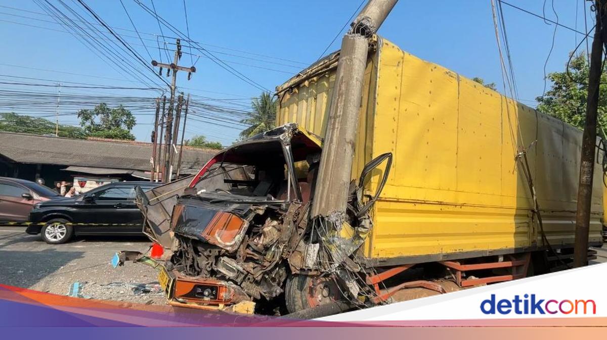 Oleng, Truk Tabrak Tiang Listrik dan Motor hingga Ringsek di Bogor