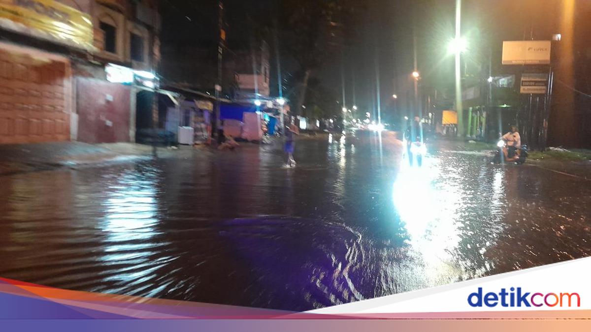 Jalan Bhayangkara Medan Terendam Banjir, Banyak Kendaraan Mogok