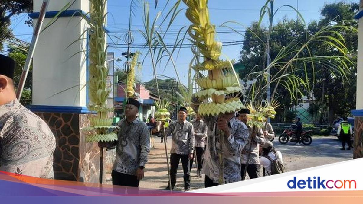 Saat 2 Batang Tebu Diarak Keliling PG Meritjan untuk Sambut Musim Giling