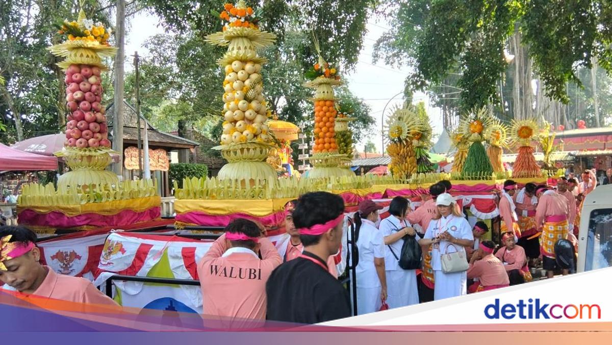 Umat Buddha Padati Candi Mendut Jelang Kirab Waisak