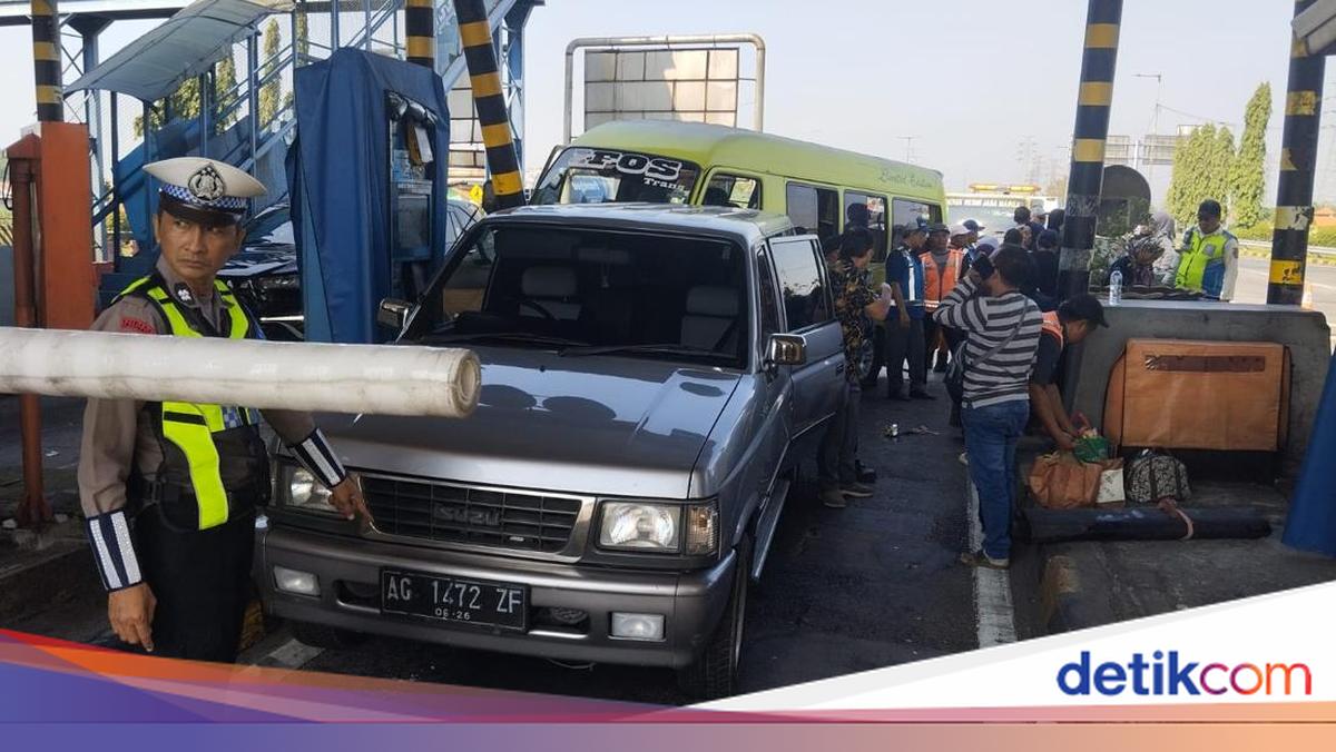 Elf Rem Blong Tabrak 2 Mobil dan Tiang Tol di GT Waru Sidoarjo