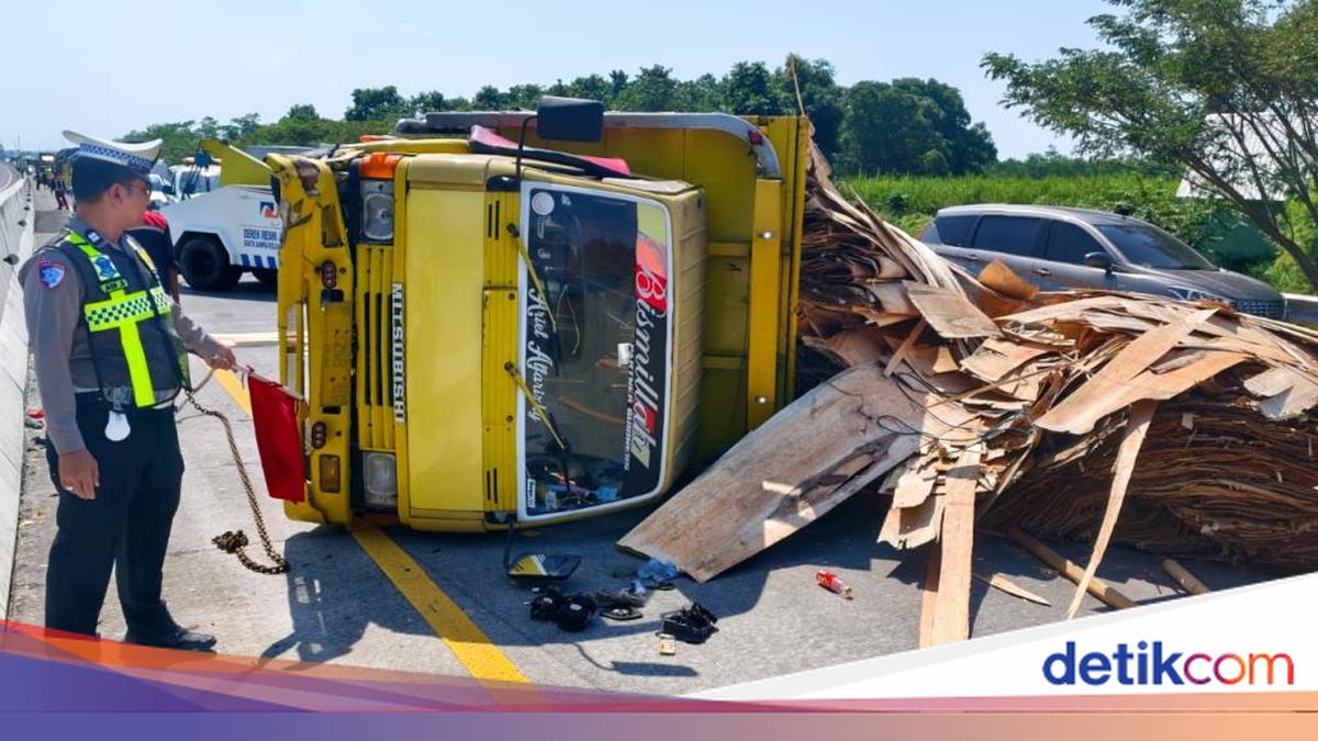 Kronologi Truk Kelebihan Muatan Triplek Terguling di Tol Paspro