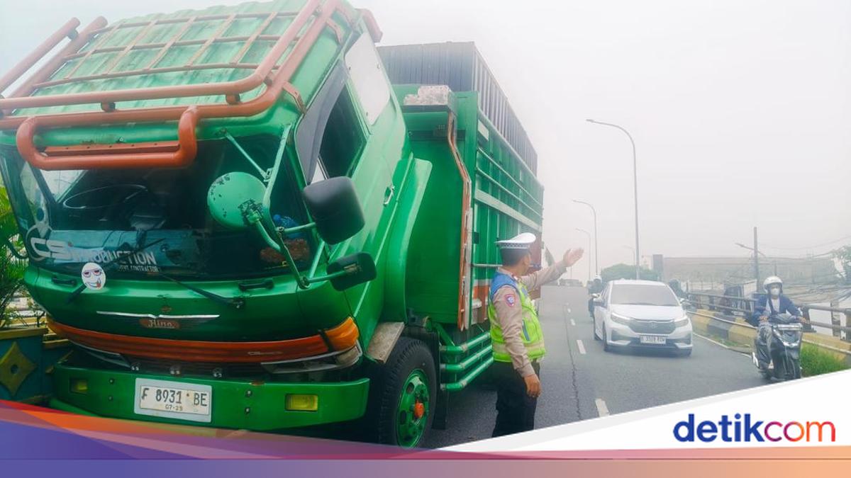 Alami Kendala Rem, Truk Ini Mogok di Flyover Ciputat Tangsel