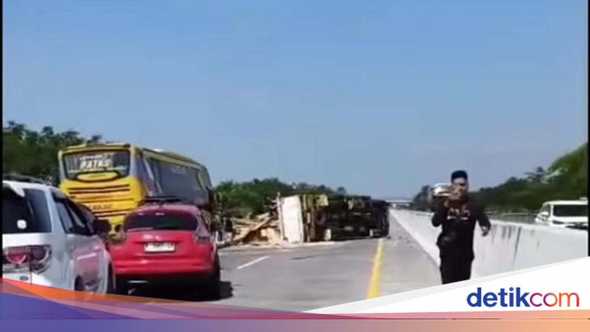 Truk Triplek Terguling di Tol Paspro Picu Macet Total