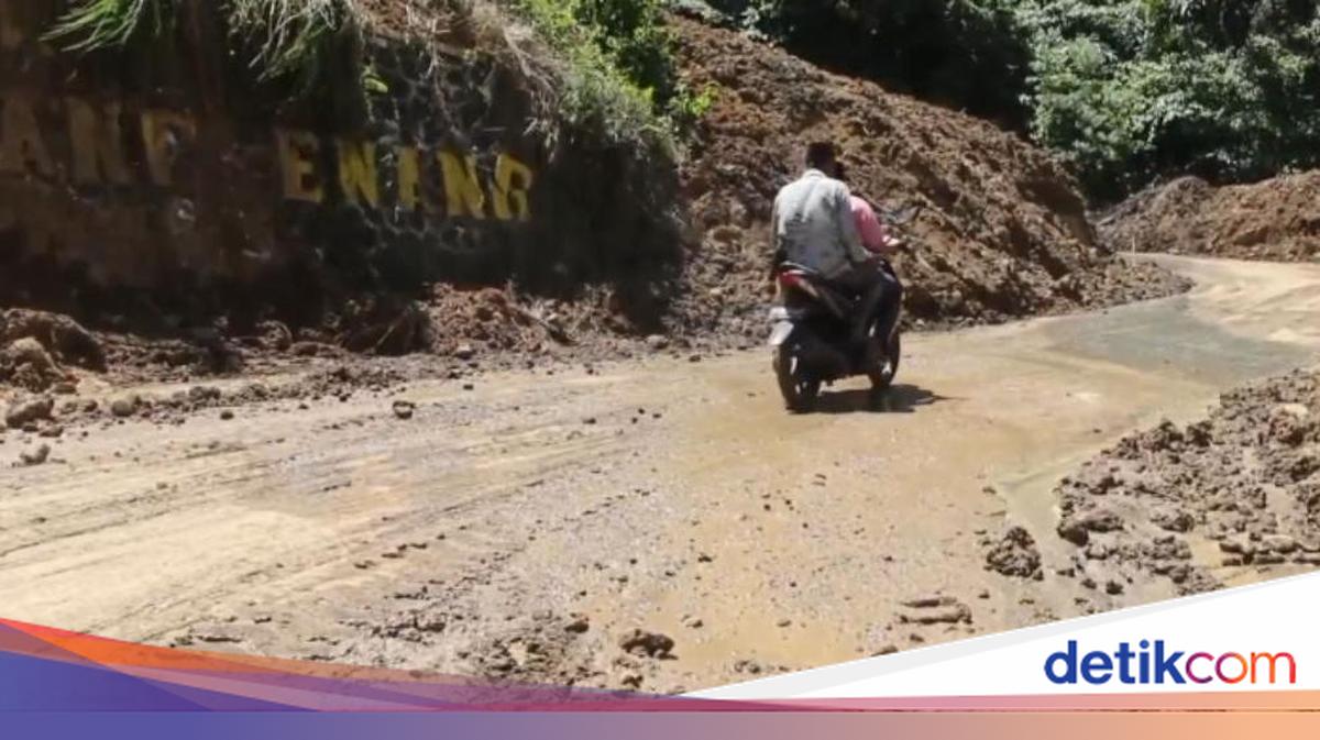 Rusak Parah saat Bencana, Warga Buka Sendiri Jalan Utama ke Bener Meriah
