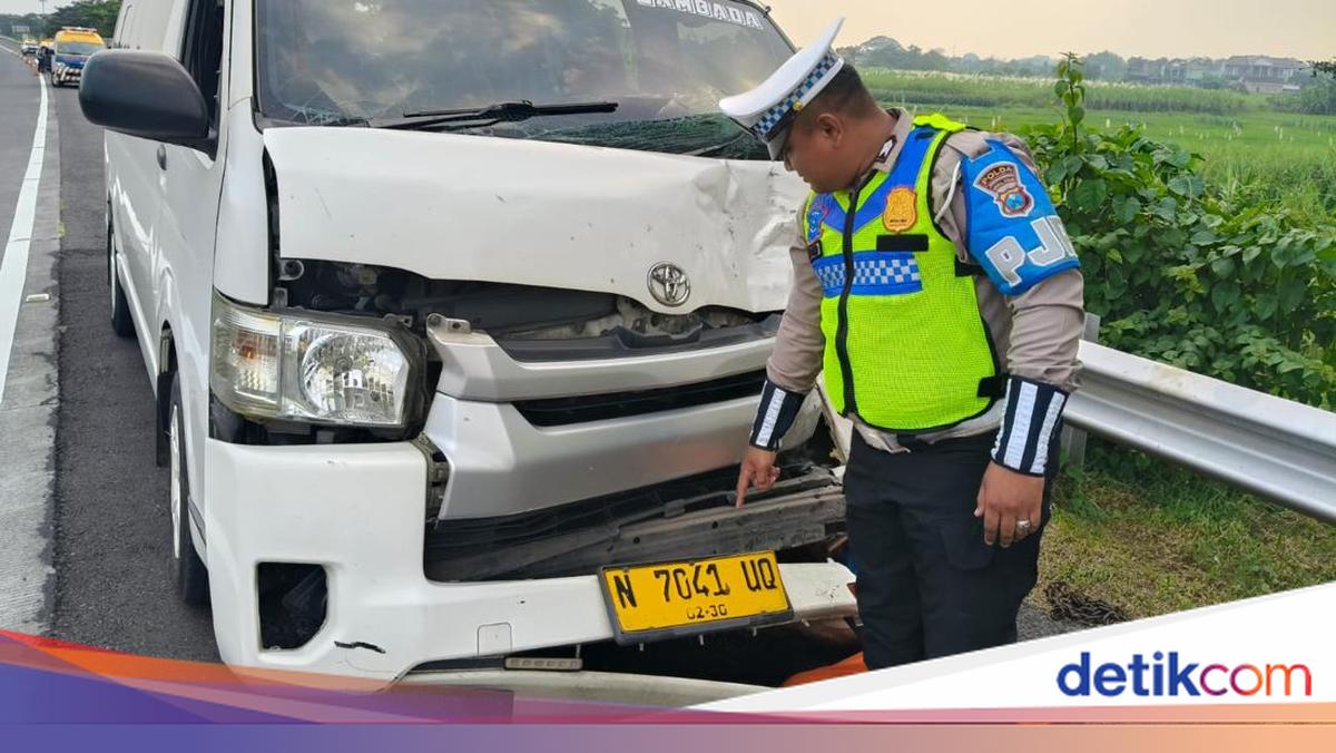 Hiace Angkut Wisatawan Asing Kecelakaan di Tol Sumo