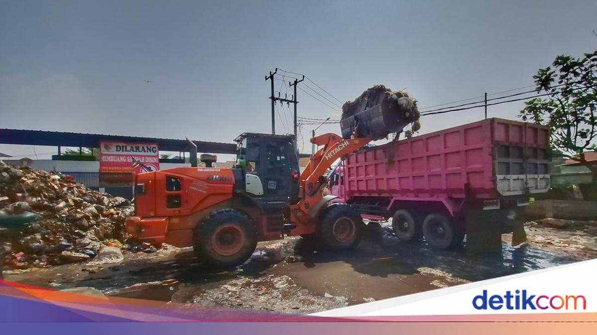 Gunungan Sampah Pasar Baleendah Bandung Akhirnya Diangkut Alat Berat