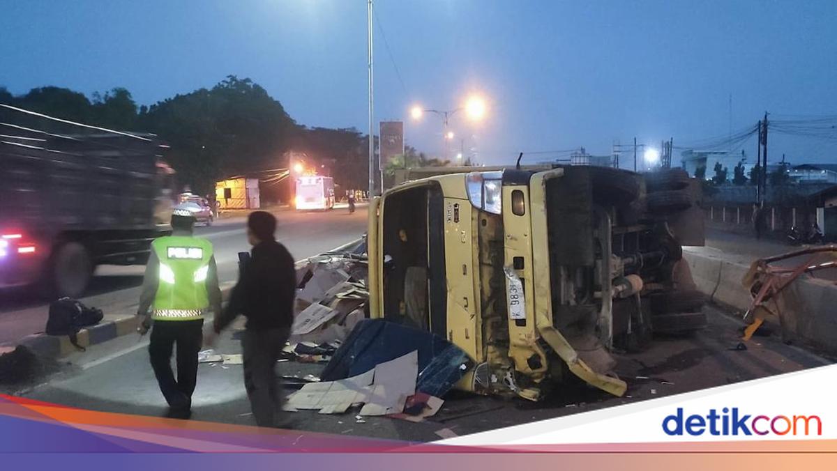 Sopir Ngantuk, Truk Muatan Karton Terbalik di Fly Over Amplas Medan