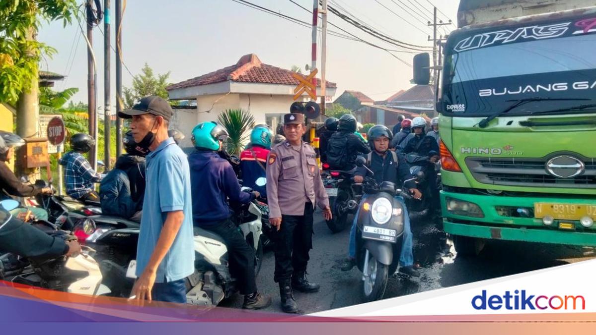 Macet Horor hingga 2 Km di Perlintasan KA Cerme Gresik, Ini Penyebabnya