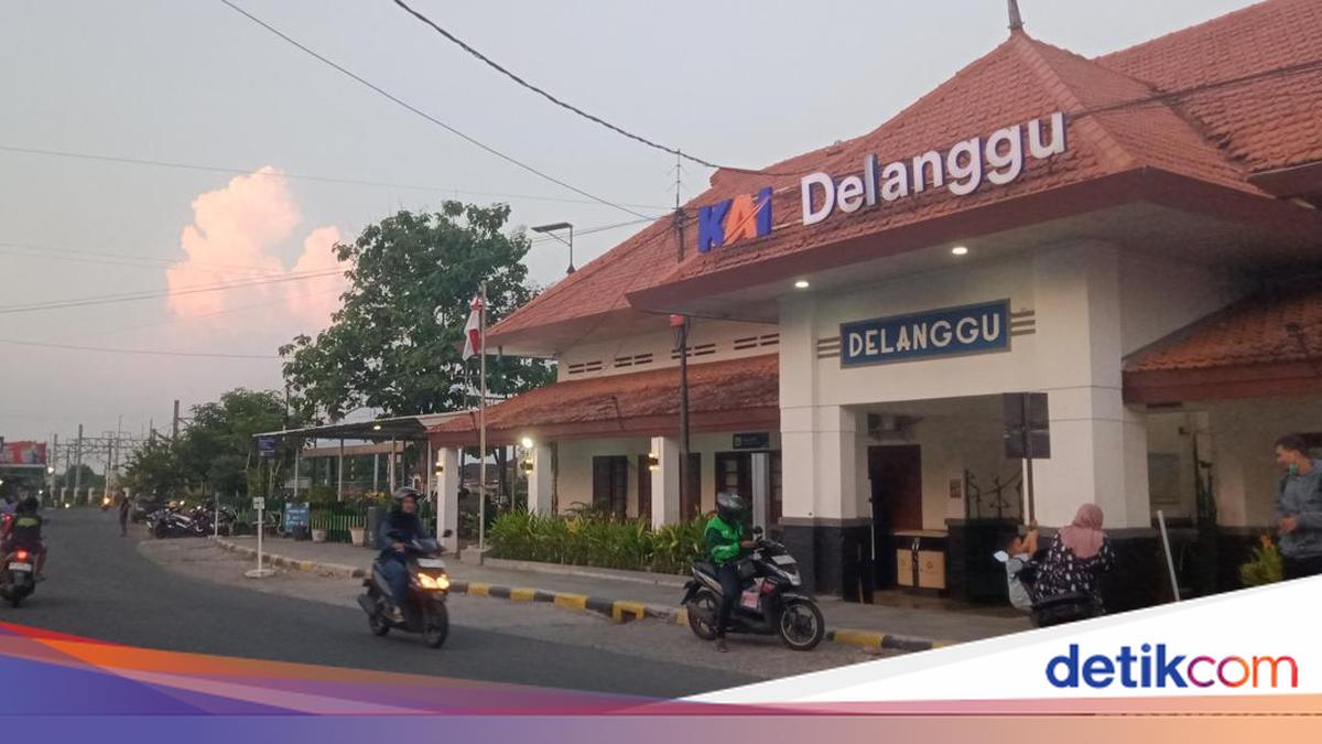 Nekat Merokok di Pintu KRL, 2 Penumpang Diturunkan Paksa di Stasiun ...