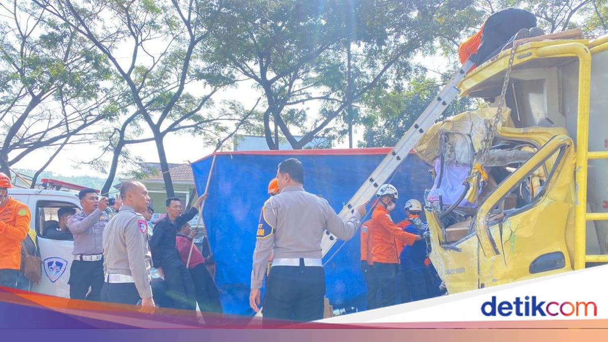 Kecelakaan Maut Truk Kayu Vs Pasir di Cicalengka Bandung, 2 Orang Tewas