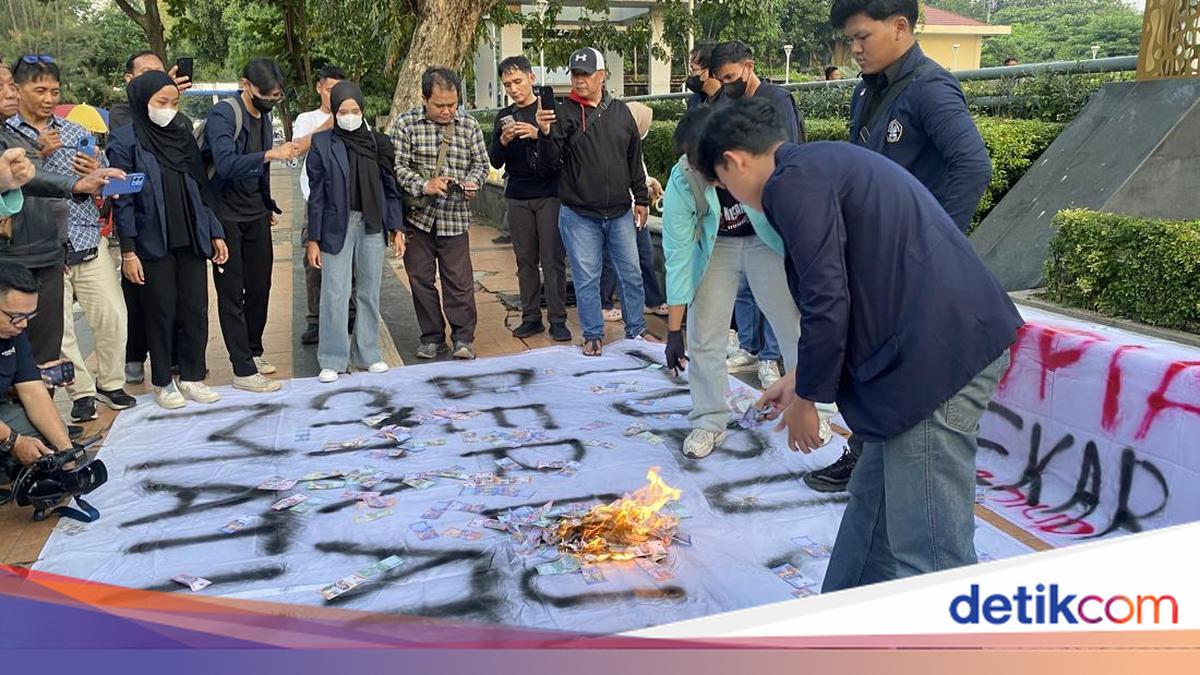 Mahasiswa Demo Bakar Duit Mainan di BI Jateng Buntut Dolar Tembus Rp 18 ...