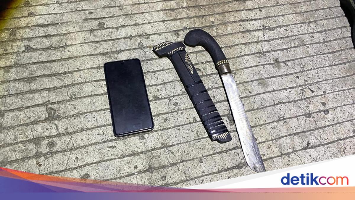 Patroli Dini Hari, Polisi Amankan Pengendara Bawa Golok di Jakbar