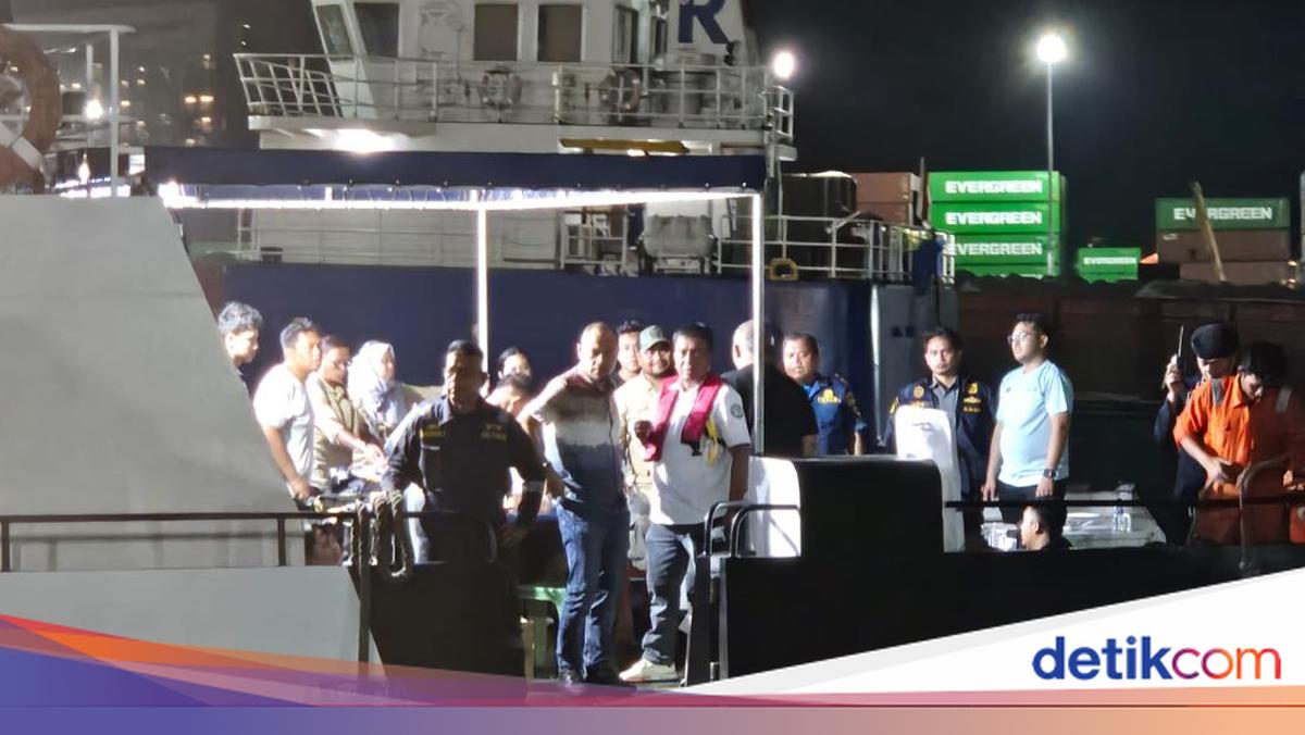 Detik-detik 9 ABK Kapal Kargo yang Tenggelam di Selat Singapura Dievakuasi