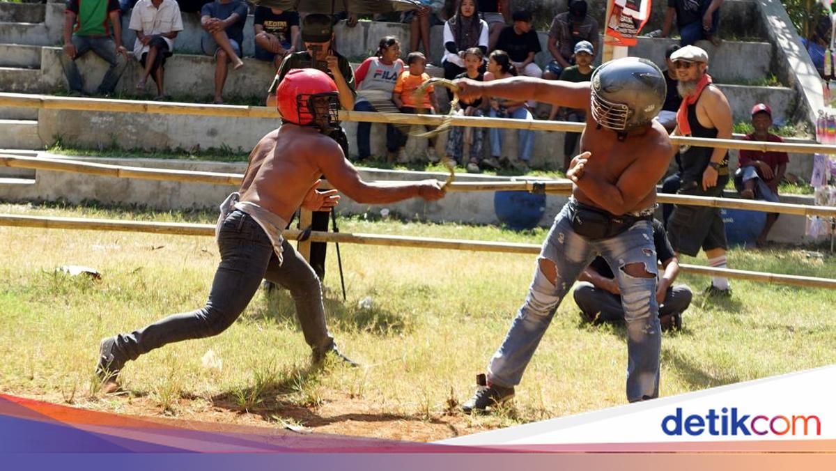 Adu Cambuk Demi Turunnya Hujan, Tradisi Tiban Sedot Perhatian Warga ...
