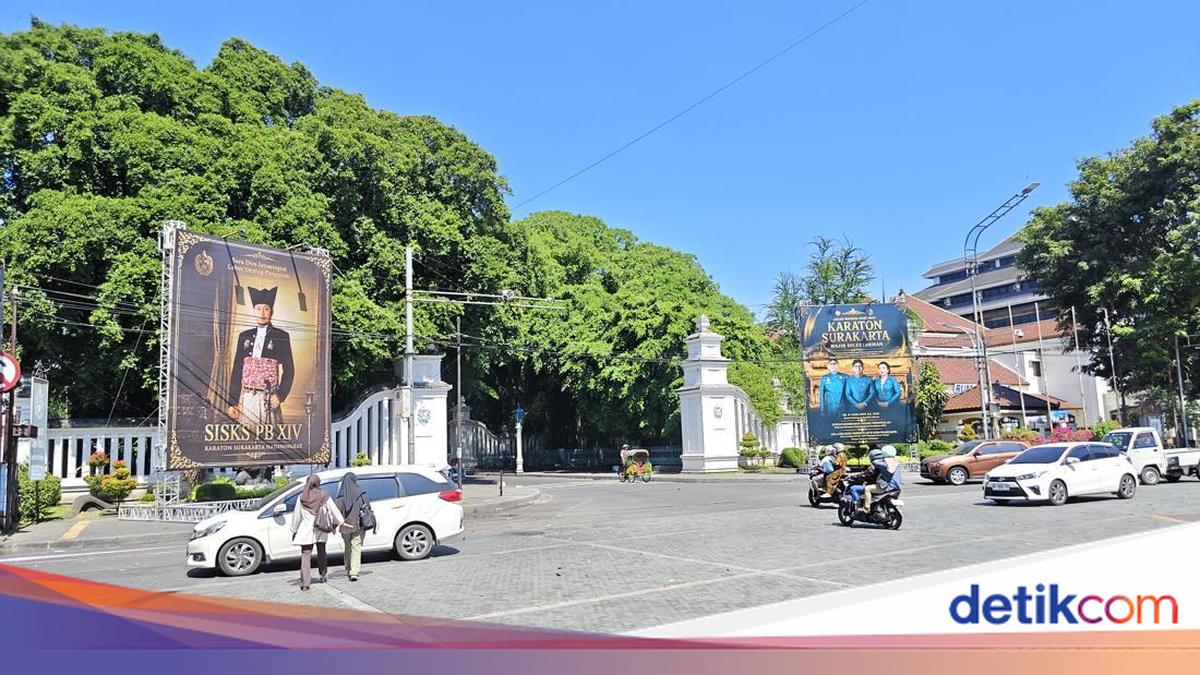 Pemkot Solo Sentil Estetika Baliho PB XIV Mangkubumi-Fadli Zon di Gladak