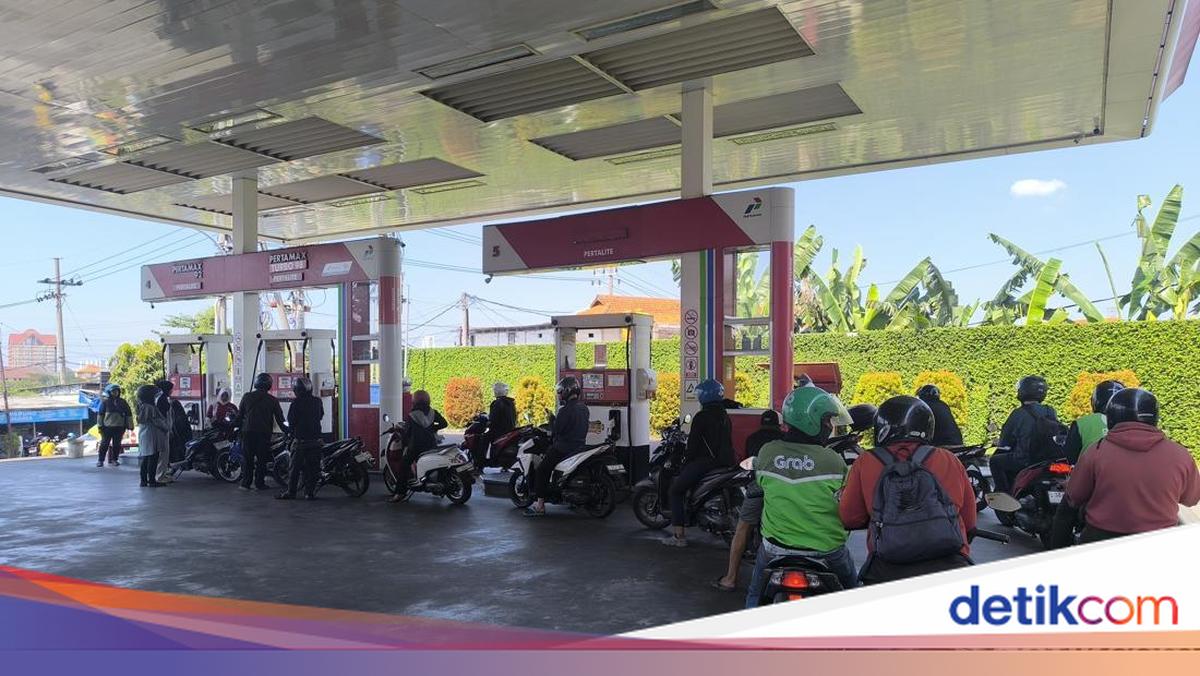 Pertamax Naik, Antrean Pertalite di Sejumlah SPBU Surabaya Mengular