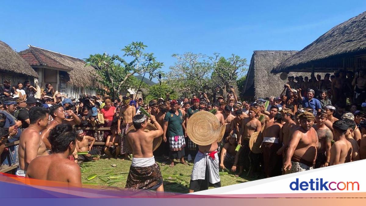 Tradisi Perang Pandan Jadi Magnet Penarik Wisatawan