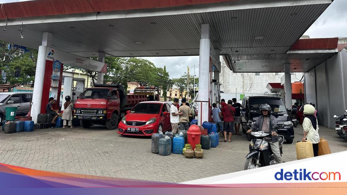 Harga Pertamax Naik, Antrean Jeriken-Kendaraan di Bone Mengular ke ...