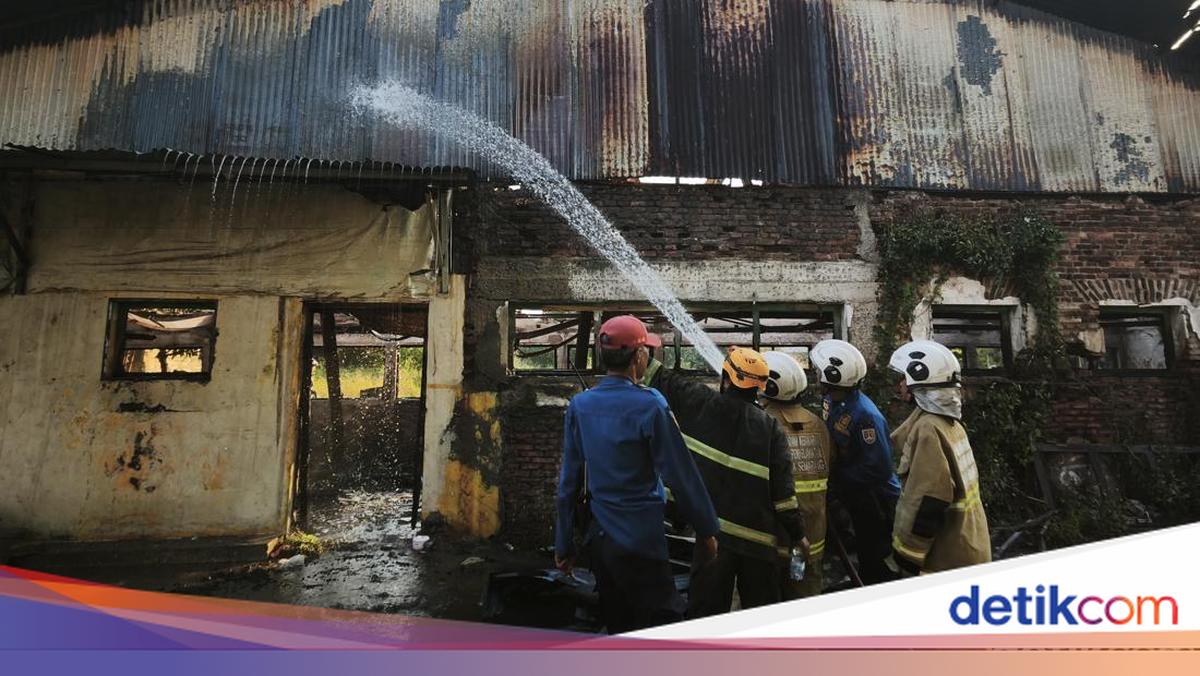 Gudang Rongsok di Bandarharjo Semarang Ludes Terbakar
