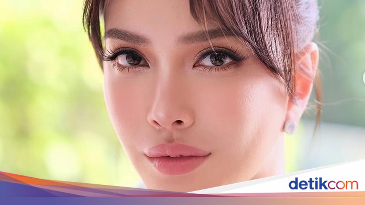 Shandy Aulia Manglingi Dipulas Flawless & Timeless Makeup Look, Memukau!