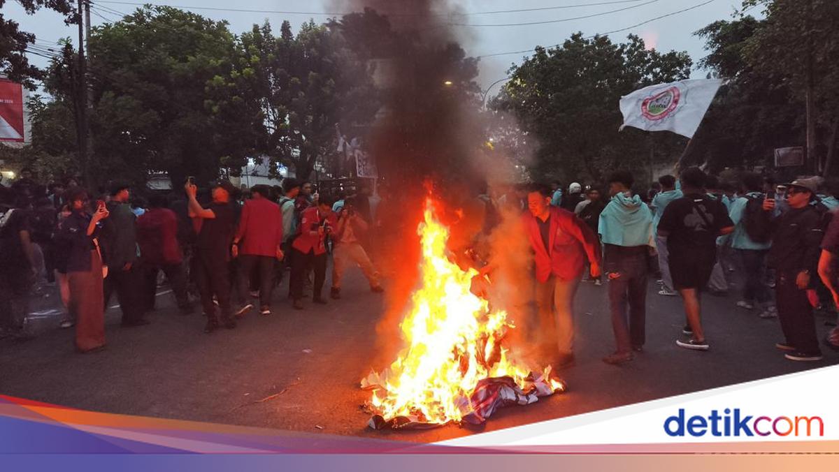 Massa Demo Mahasiswa di DPRD Solo Bubarkan Diri