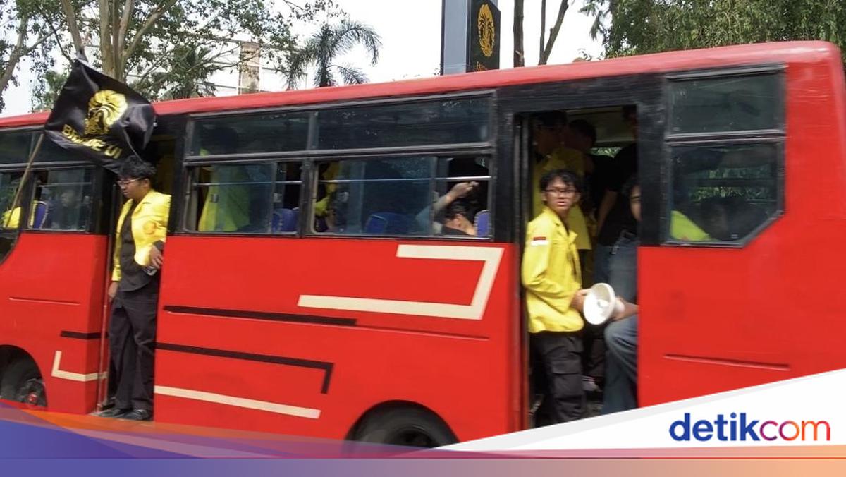 Naik Angkot dan Bus, Mahasiswa UI Berangkat Demo ke Bundaran HI - Topikini