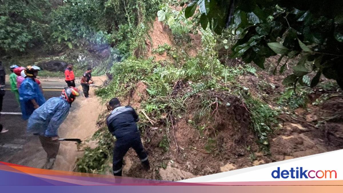 Jalur Padang-Bengkulu Putus Akibat Longsor, 1 Mobil Tertimbun