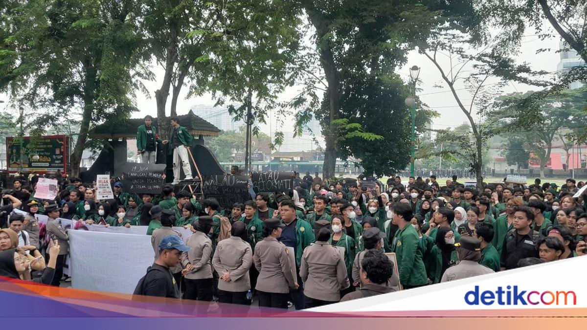 BEM USU Demo di Kantor DPRD Sumut, Tuntut Hentikan MBG-Jaga Harga BBM