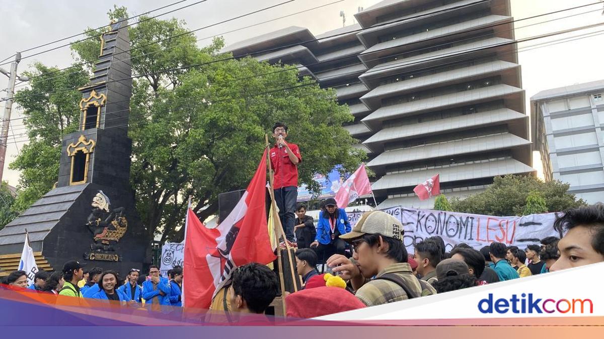 Massa Mahasiswa Demo Bakar Ban di Jalan Pahlawan Semarang