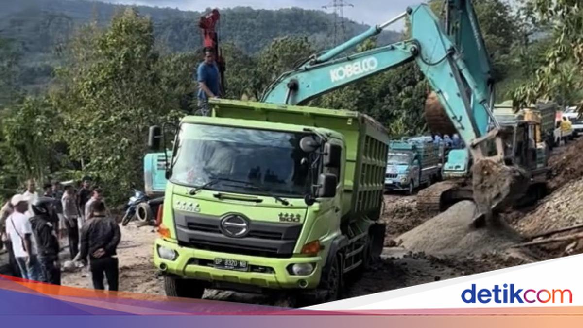Jalan Poros Enrekang-Toraja di Kabere Macet Parah gegara Truk Patah As Roda