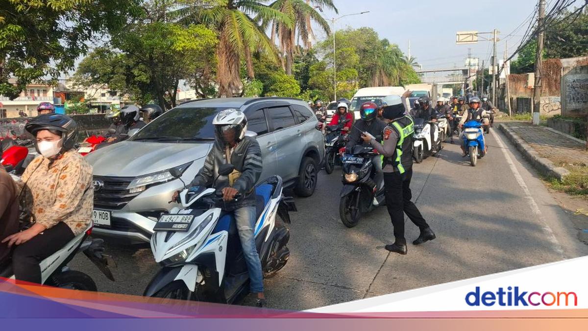 Truk Pecah Ban di Jalan Daan Mogot, Lalu Lintas Macet