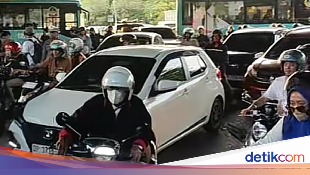 Demo Tutup Jalan di Fly Over Makassar, Jalan Urip Sumoharjo Macet Parah ...