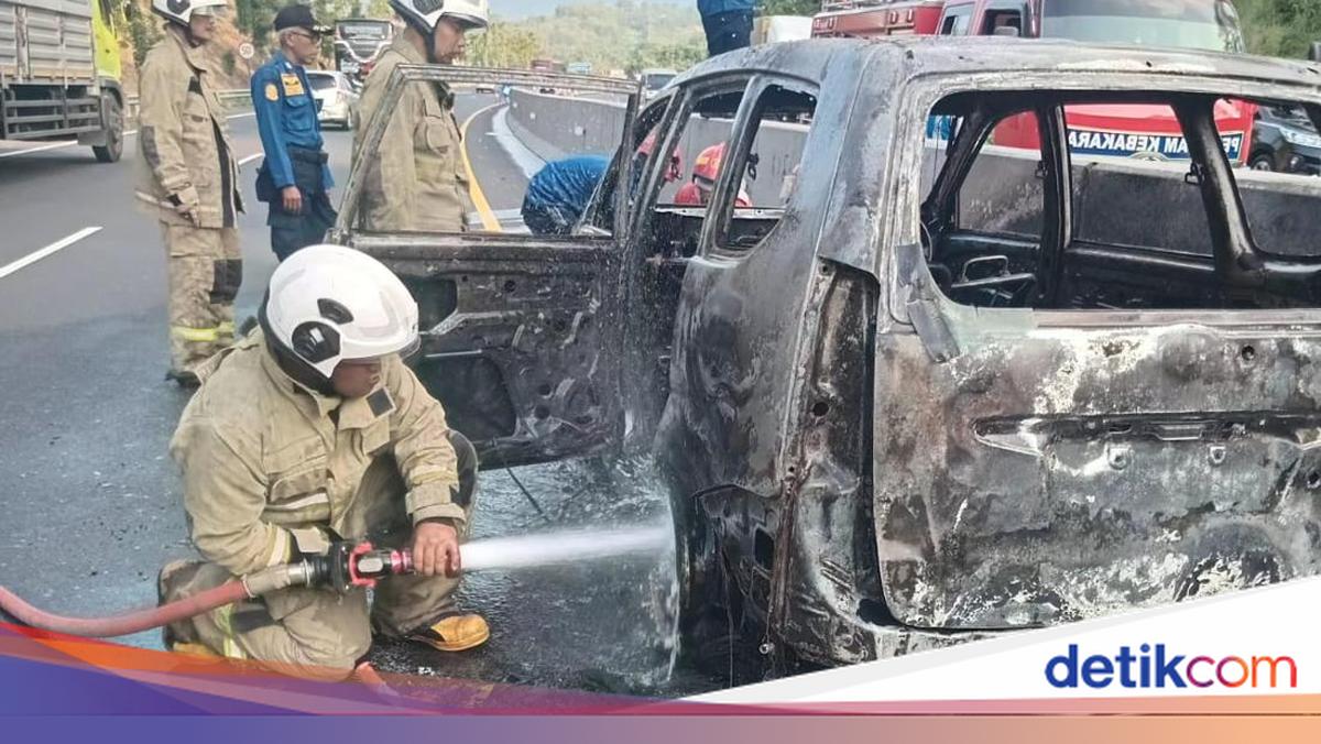 Avanza Ludes Terbakar di Tol Semarang