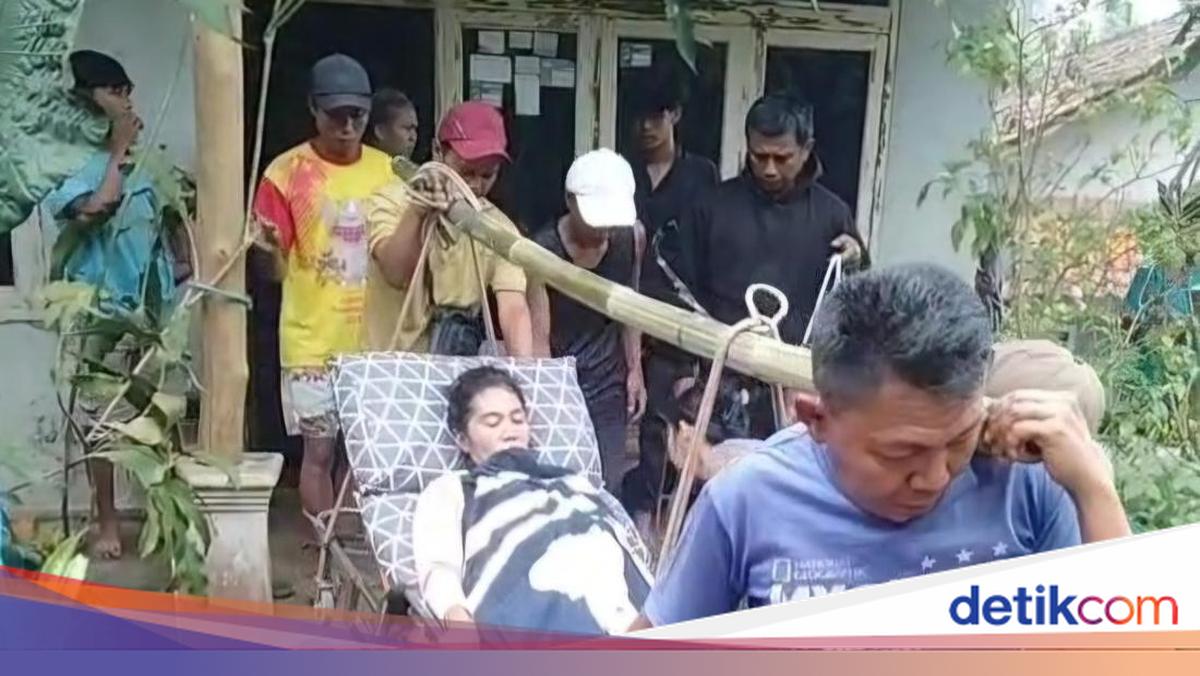 Respons Bupati Jeje Usai Pasien di Cipatat Digotong gegara Akses Sulit
