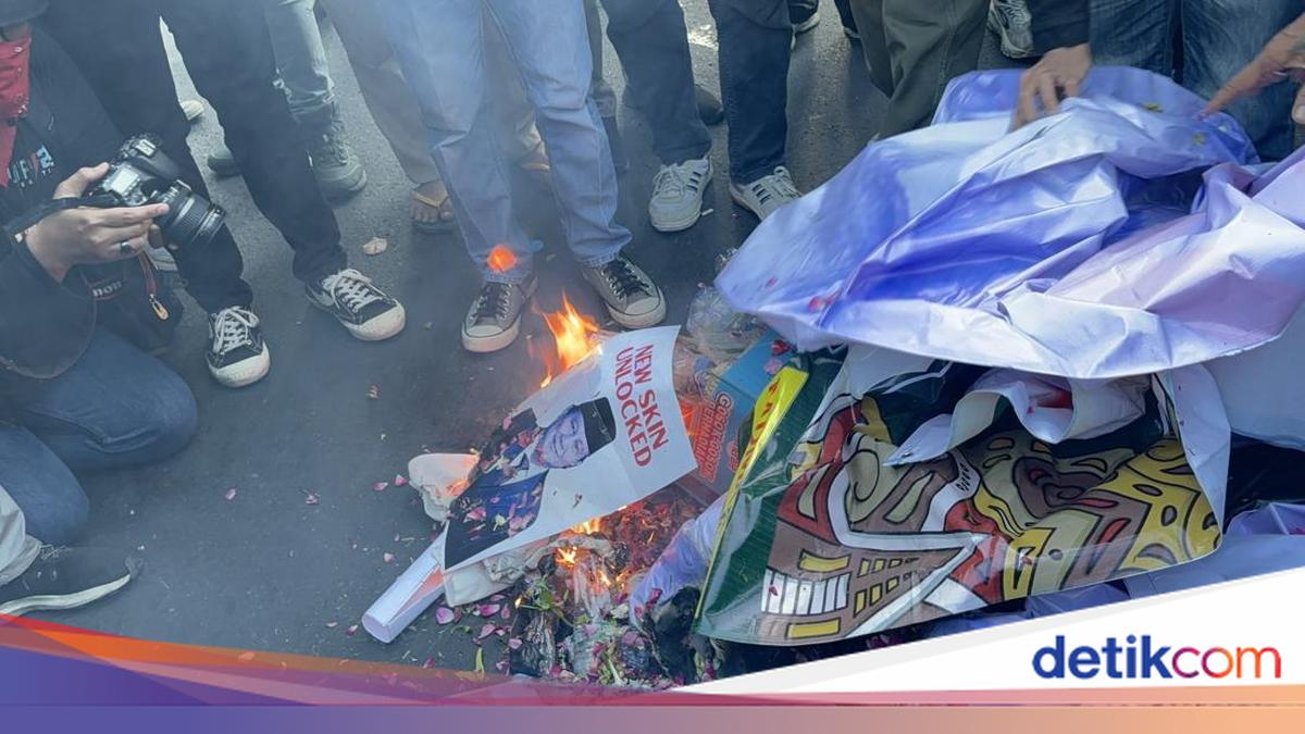 Bakar Poster Prabowo, Demo Mahasiswa di Grahadi Surabaya Bubar