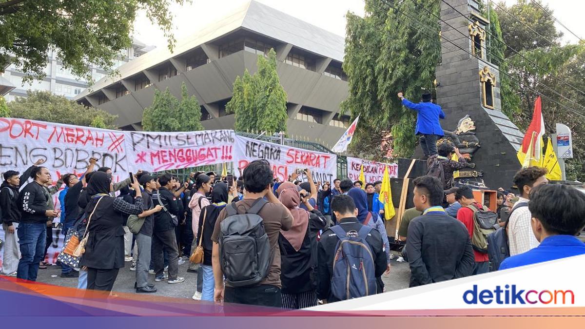 Massa Mahasiswa Semarang Demo di Halaman Kantor Gubernur Jateng