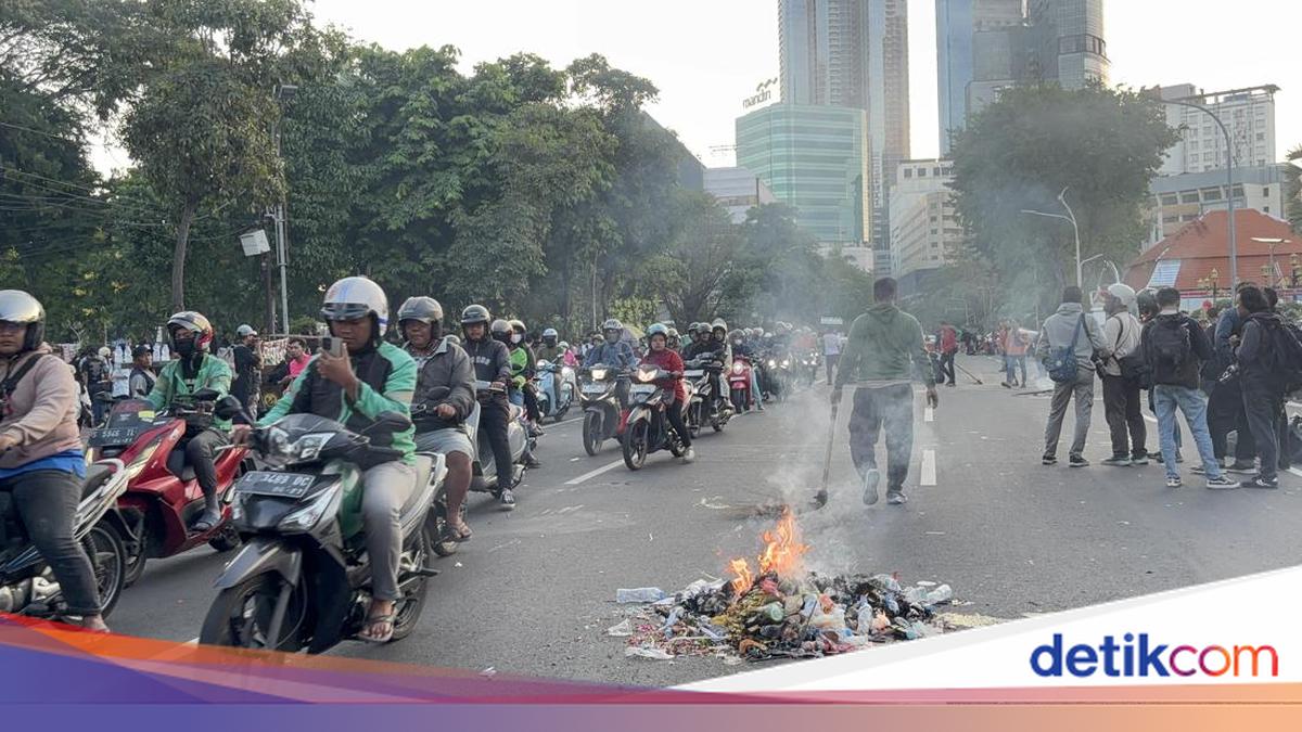 Demo Mahasiswa di Grahadi Bubar, Jalan Gubernur Suryo Kembali Dibuka