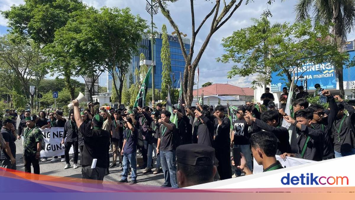 HMI Bawa Spanduk 'Utang Negara Kaya Gunung' Geruduk DPRD Kalsel
