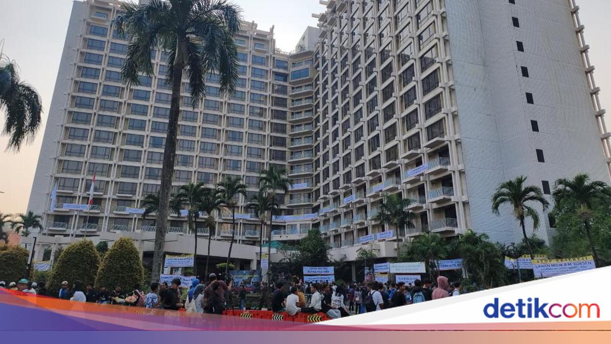 Buruh Minta Ratusan Bendera Serikat yang Terpasang di Hotel Sultan Dicabut